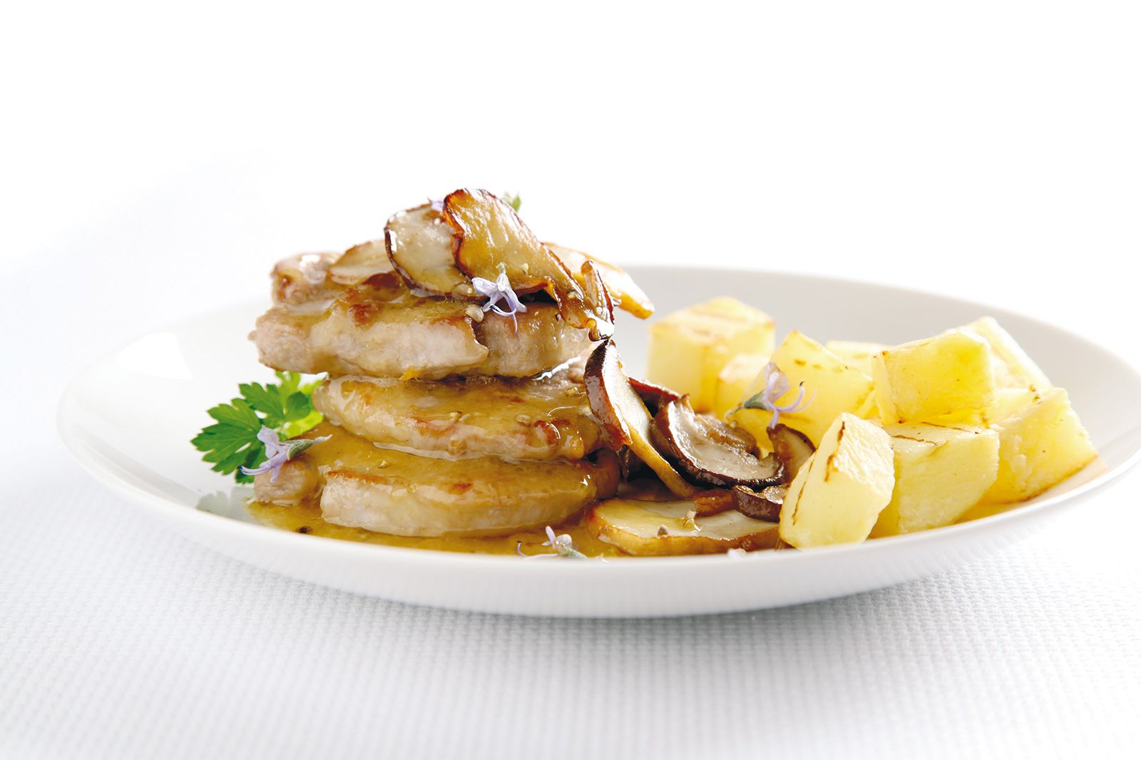 Filetto di Mora Romagnola con porcini in salsa di vino con trionfo di ...