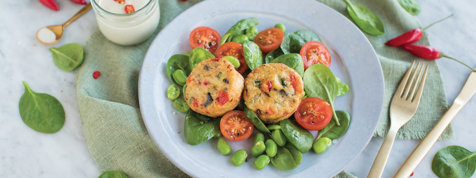 Sformatino di verdure con spinacini, favette, pomodorini e salsa al ...